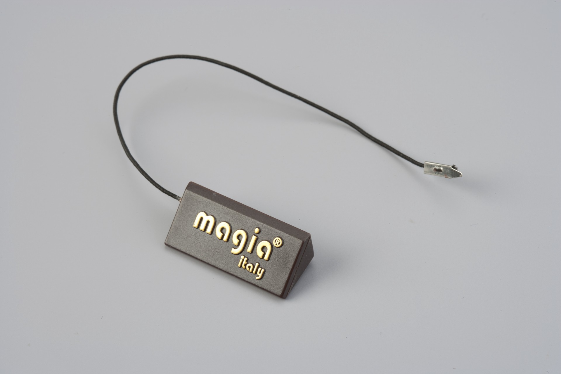 Customized Seal String Tags in India | Hang Tags Manufacturers